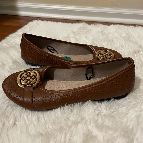 Daisy Fuentes | Shoes | Daisy Fuentes Flats With Gold Logo | Poshmark